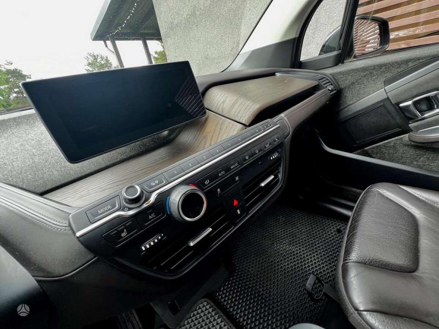 Red BMW I3 2018 in Vilnius, with an engine capacity of 0.65 L and mileage of 105 thousand km for 17999 €, photo 23 on AUTOMOTO.COM.LV