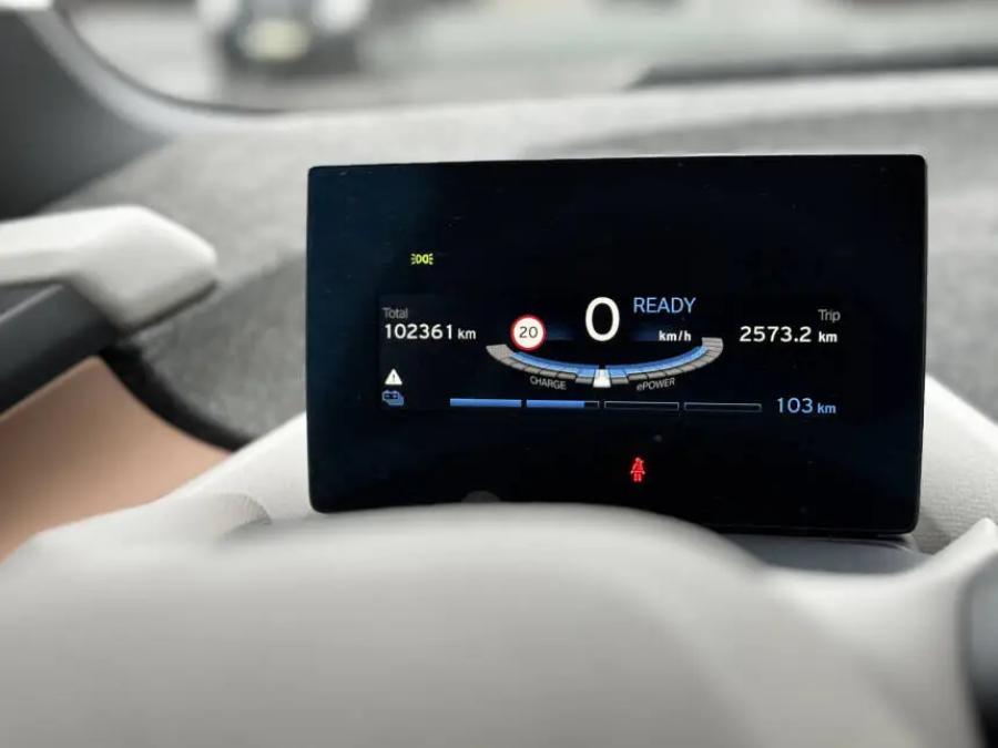 White BMW I3 2019 in Riga, with an engine capacity of 0.00 L and mileage of 102 thousand km for 18990 €, photo 14 on AUTOMOTO.COM.LV