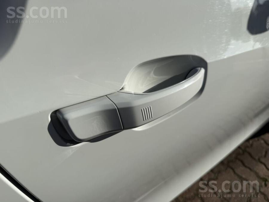White BMW I3 2019 in Riga, with an engine capacity of 0.00 L and mileage of 94 thousand km for 15950 €, photo 14 on AUTOMOTO.COM.LV