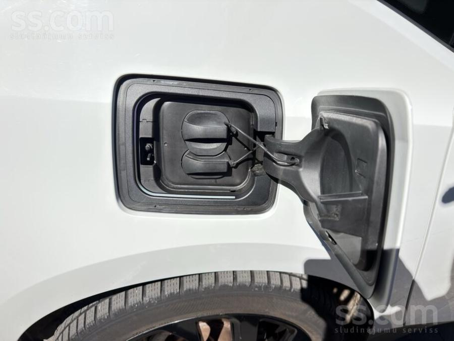 White BMW I3 2021 in Riga, with an engine capacity of 0.00 L and mileage of 60 thousand km for 15940 €, photo 13 on AUTOMOTO.COM.LV