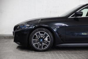 Black BMW i4 2022 in Vilnius, with an engine capacity of 0.00 L and mileage of 88 thousand km for 37542 €, photo 6 on AUTOMOTO.COM.LV