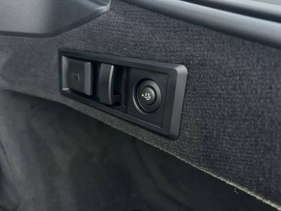 Черный БМВ i4 2023 в Елгава, объемом двигателя 0.00 л и пробегом 99 тыс. км за 44900 €, фото 13 на AUTOMOTO.COM.LV