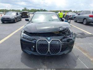 Black BMW i4 2023 in Klaipeda, with an engine capacity of 0.00 L and mileage of 31 thousand km for 9900 €, photo 13 on AUTOMOTO.COM.LV
