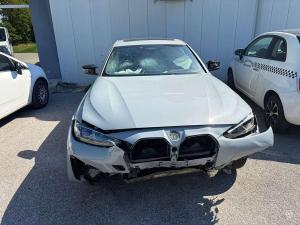 Pelēks BMW i4 2023 Panevēža, ar dzinēja tilpumu 0.00 L un nobraukumu 55 tūkst. km par 21000 €, foto 3 vietnē AUTOMOTO.COM.LV