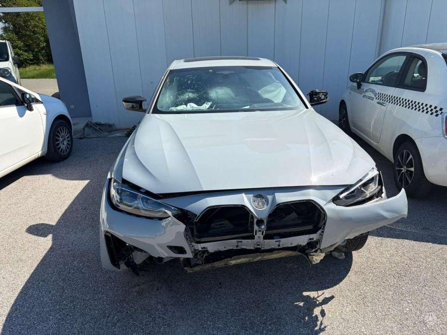 Pelēks BMW i4 2023 Panevēža, ar dzinēja tilpumu 0.00 L un nobraukumu 55 tūkst. km par 21000 €, foto 3 vietnē AUTOMOTO.COM.LV