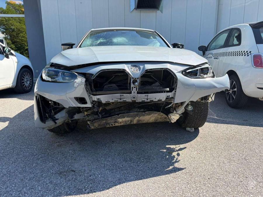 Pelēks BMW i4 2023 Panevēža, ar dzinēja tilpumu 0.00 L un nobraukumu 55 tūkst. km par 21000 €, foto 4 vietnē AUTOMOTO.COM.LV