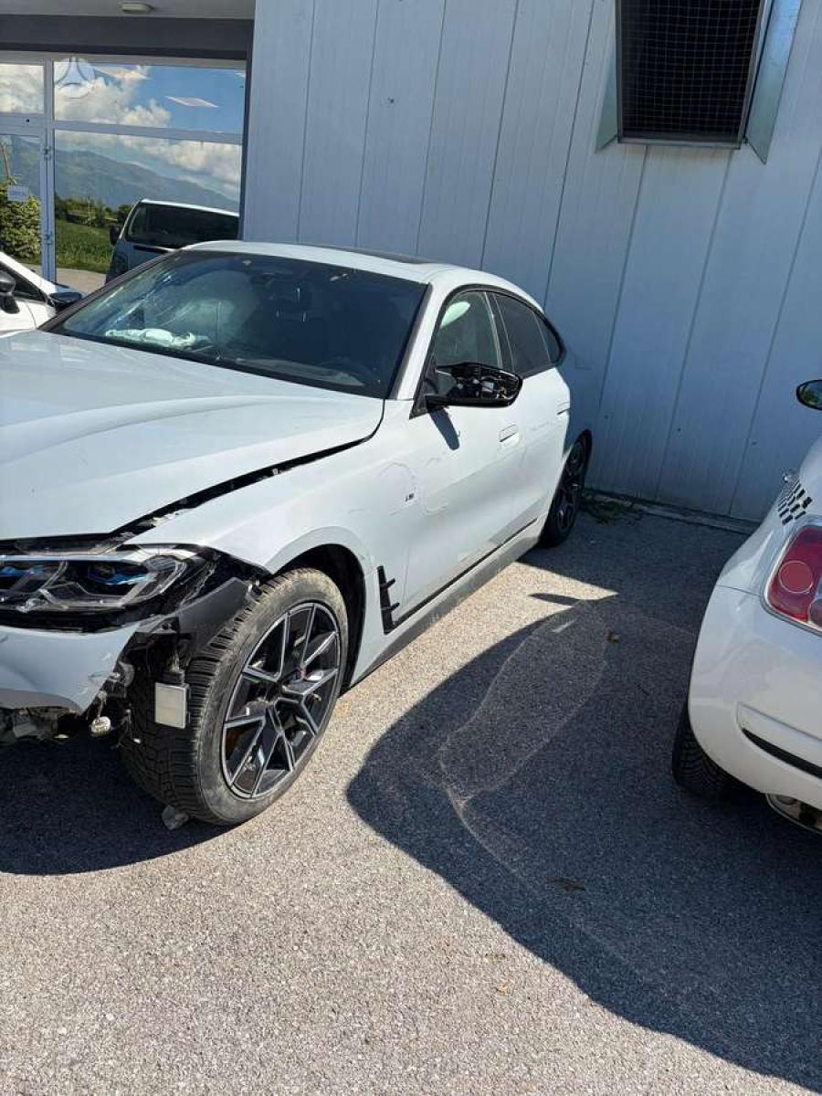 Pelēks BMW i4 2023 Panevēža, ar dzinēja tilpumu 0.00 L un nobraukumu 55 tūkst. km par 21000 €, foto 5 vietnē AUTOMOTO.COM.LV