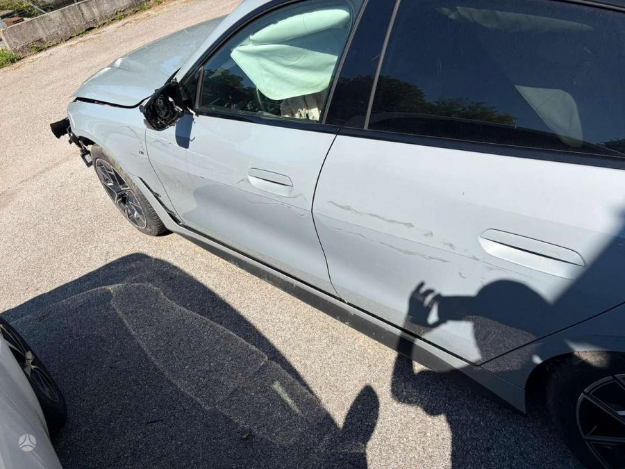 Pelēks BMW i4 2023 Panevēža, ar dzinēja tilpumu 0.00 L un nobraukumu 55 tūkst. km par 21000 €, foto 15 vietnē AUTOMOTO.COM.LV
