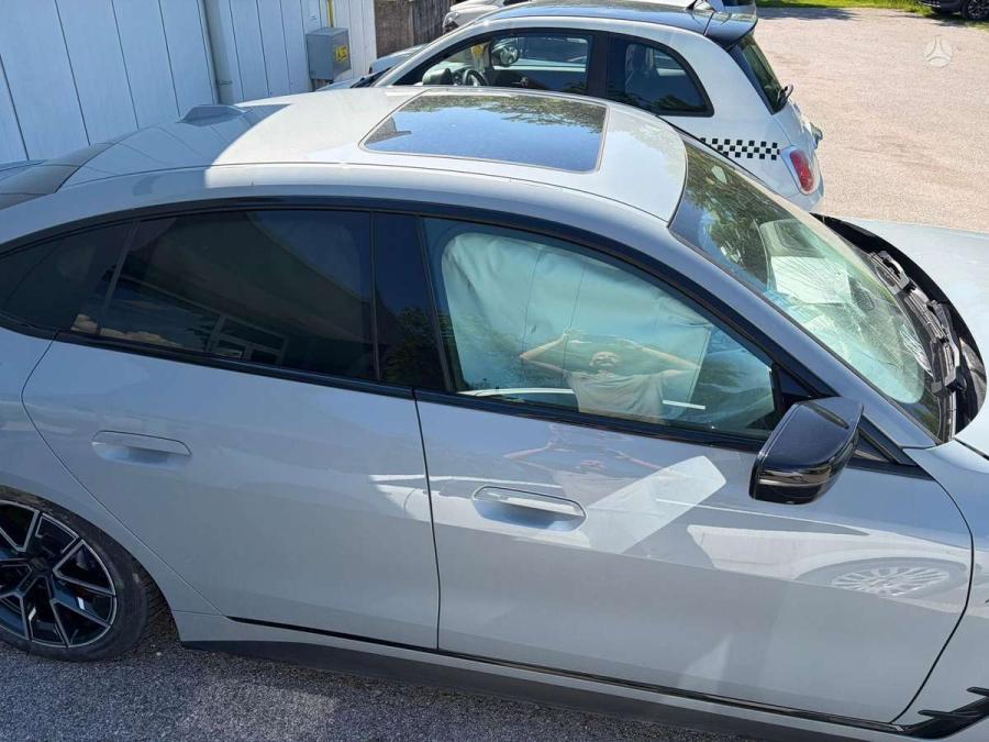 Pelēks BMW i4 2023 Panevēža, ar dzinēja tilpumu 0.00 L un nobraukumu 55 tūkst. km par 21000 €, foto 16 vietnē AUTOMOTO.COM.LV