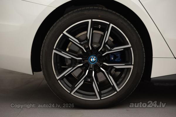 White BMW i4 2022 in Tallinn, with an engine capacity of 0.00 L and mileage of 88 thousand km for 39900 €, photo 6 on AUTOMOTO.COM.LV