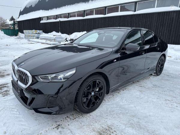 Black BMW i5 2023 in Kaunas, with an engine capacity of 0.00 L and mileage of 36 thousand km for 49900 €, photo 2 on AUTOMOTO.COM.LV