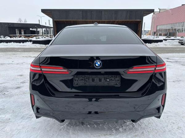 Black BMW i5 2023 in Kaunas, with an engine capacity of 0.00 L and mileage of 36 thousand km for 49900 €, photo 5 on AUTOMOTO.COM.LV