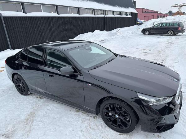 Black BMW i5 2023 in Kaunas, with an engine capacity of 0.00 L and mileage of 36 thousand km for 49900 €, photo 8 on AUTOMOTO.COM.LV