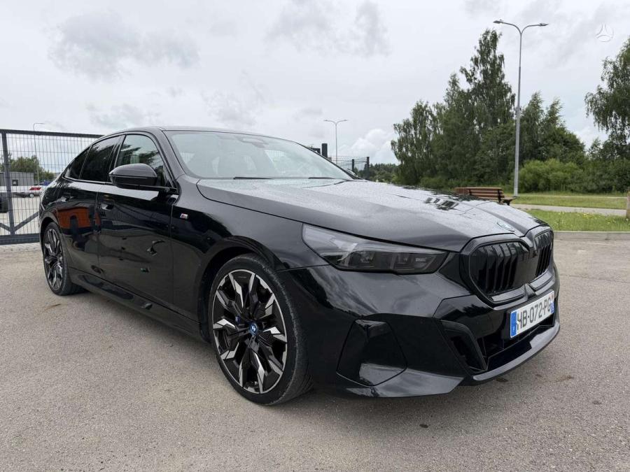 Black BMW i5 2023 in Klaipeda, with an engine capacity of 0.00 L and mileage of 199 thousand km for 39800 €, photo 6 on AUTOMOTO.COM.LV