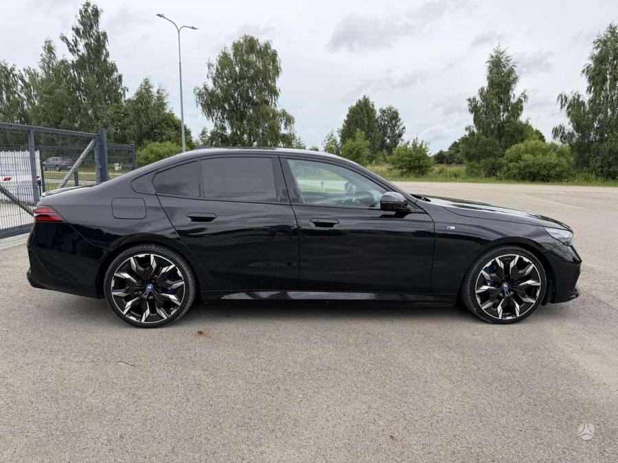 Black BMW i5 2023 in Klaipeda, with an engine capacity of 0.00 L and mileage of 199 thousand km for 39800 €, photo 7 on AUTOMOTO.COM.LV
