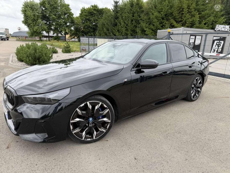 Black BMW i5 2023 in Klaipeda, with an engine capacity of 0.00 L and mileage of 199 thousand km for 39800 €, photo 14 on AUTOMOTO.COM.LV