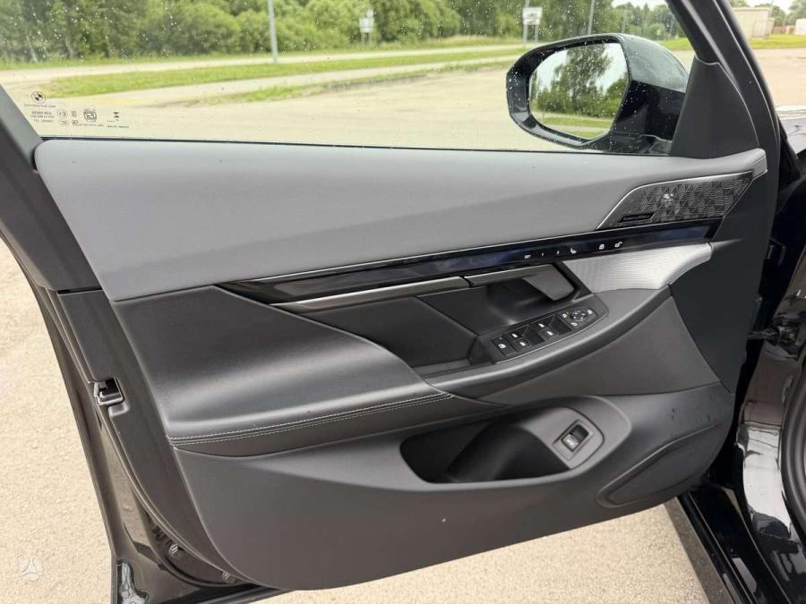 Black BMW i5 2023 in Klaipeda, with an engine capacity of 0.00 L and mileage of 199 thousand km for 39800 €, photo 18 on AUTOMOTO.COM.LV
