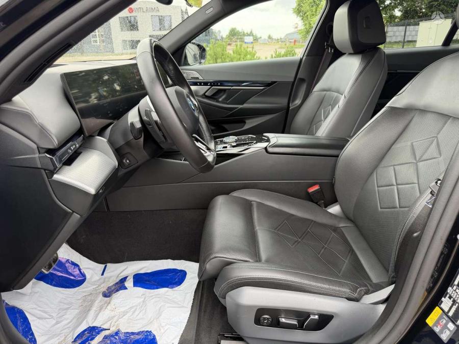 Black BMW i5 2023 in Klaipeda, with an engine capacity of 0.00 L and mileage of 199 thousand km for 39800 €, photo 19 on AUTOMOTO.COM.LV