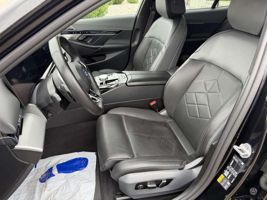Black BMW i5 2023 in Klaipeda, with an engine capacity of 0.00 L and mileage of 199 thousand km for 39800 €, photo 21 on AUTOMOTO.COM.LV