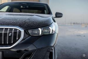 Melns BMW i5 2024 Kauņa, ar dzinēja tilpumu 0.00 L un nobraukumu 15 tūkst. km par 61900 €, foto 10 vietnē AUTOMOTO.COM.LV