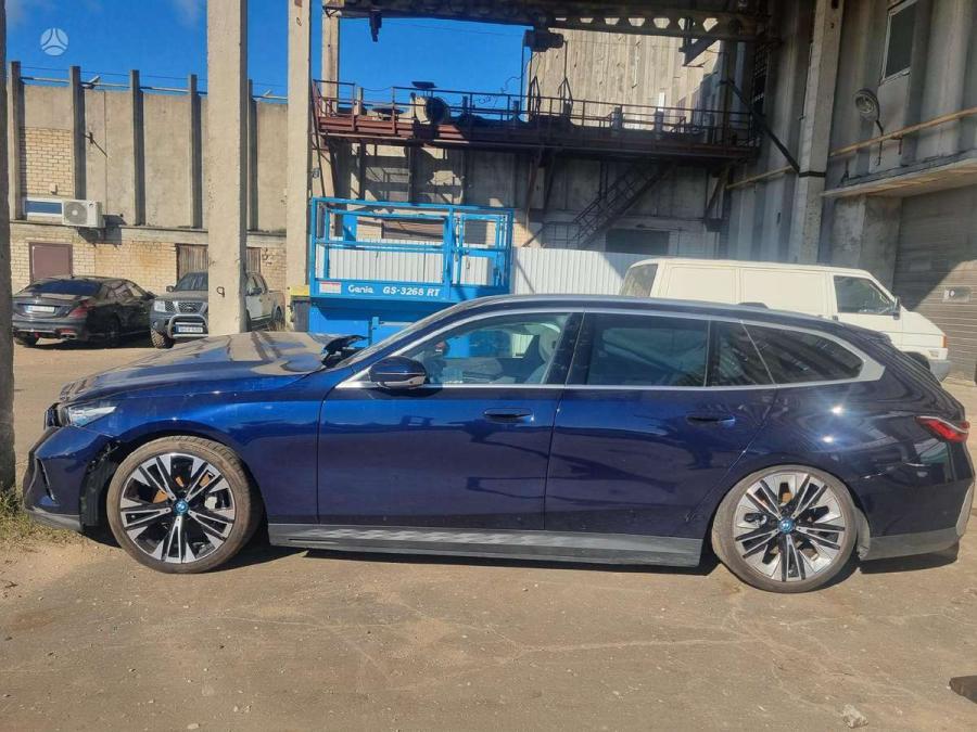 Zils BMW i5 2024 Mažeikiai, ar dzinēja tilpumu 0.00 L un nobraukumu 15 tūkst. km par 28333 €, foto 2 vietnē AUTOMOTO.COM.LV