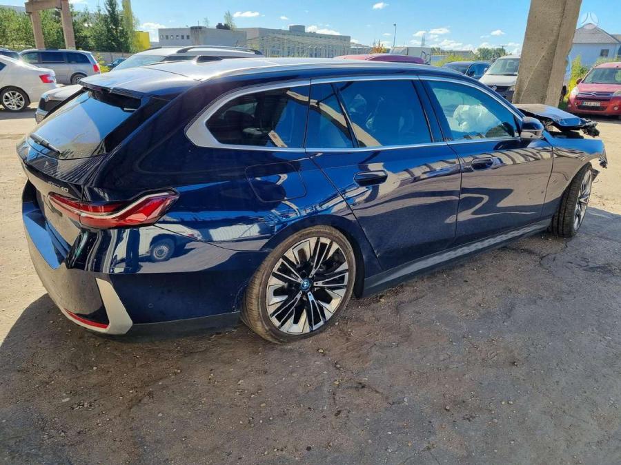 Zils BMW i5 2024 Mažeikiai, ar dzinēja tilpumu 0.00 L un nobraukumu 15 tūkst. km par 28333 €, foto 3 vietnē AUTOMOTO.COM.LV