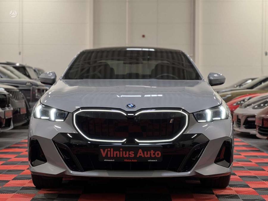 Pelēks BMW i5 2023 Viļņa, ar dzinēja tilpumu 0.00 L un nobraukumu 21 tūkst. km par 62490 €, foto 2 vietnē AUTOMOTO.COM.LV