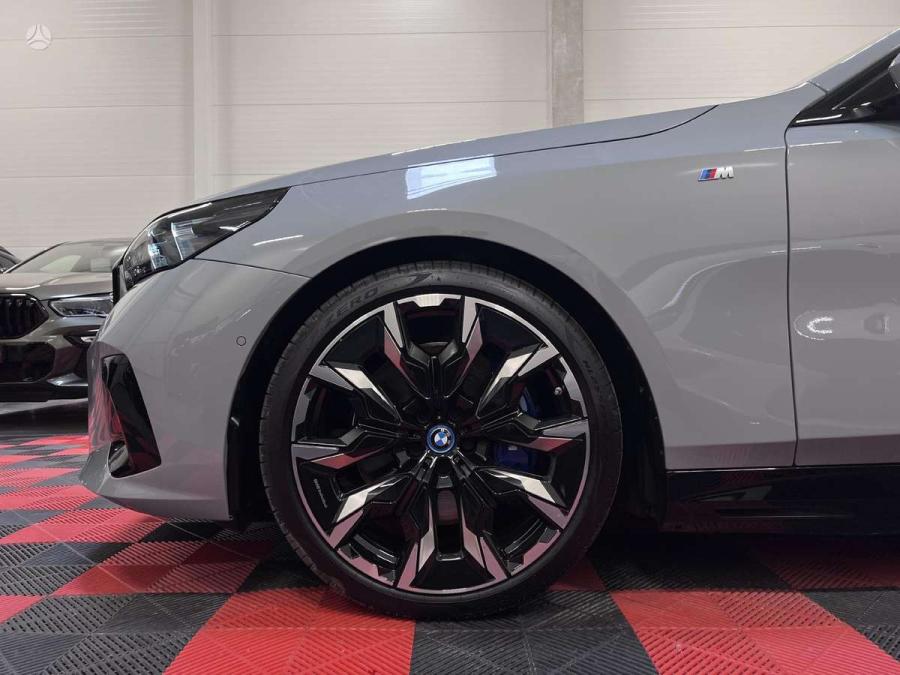Pelēks BMW i5 2023 Viļņa, ar dzinēja tilpumu 0.00 L un nobraukumu 21 tūkst. km par 62490 €, foto 12 vietnē AUTOMOTO.COM.LV