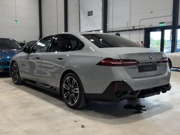 Pelēks BMW i5 2024 Mārupe, ar dzinēja tilpumu 0.00 L un nobraukumu 54 tūkst. km par 48990 €, foto 3 vietnē AUTOMOTO.COM.LV