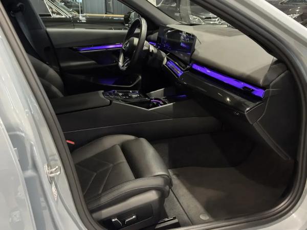 Pelēks BMW i5 2024 Mārupe, ar dzinēja tilpumu 0.00 L un nobraukumu 54 tūkst. km par 48990 €, foto 8 vietnē AUTOMOTO.COM.LV