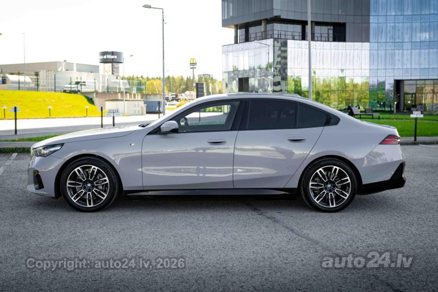 Pelēks BMW i5 2025 Tallina, ar dzinēja tilpumu 0.00 L un nobraukumu 10 tūkst. km par 54990 €, foto 4 vietnē AUTOMOTO.COM.LV