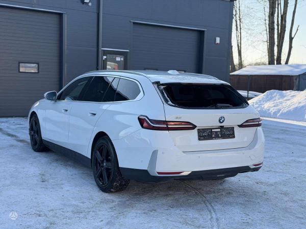 Balts BMW i5 2024 Kauņa, ar dzinēja tilpumu 0.00 L un nobraukumu 32 tūkst. km par 29650 €, foto 3 vietnē AUTOMOTO.COM.LV