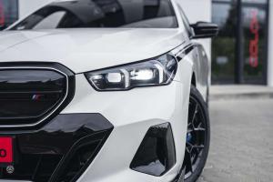 White BMW i5 2024 in Vilnius, with an engine capacity of 0.00 L and mileage of 67 thousand km for 55999 €, photo 9 on AUTOMOTO.COM.LV
