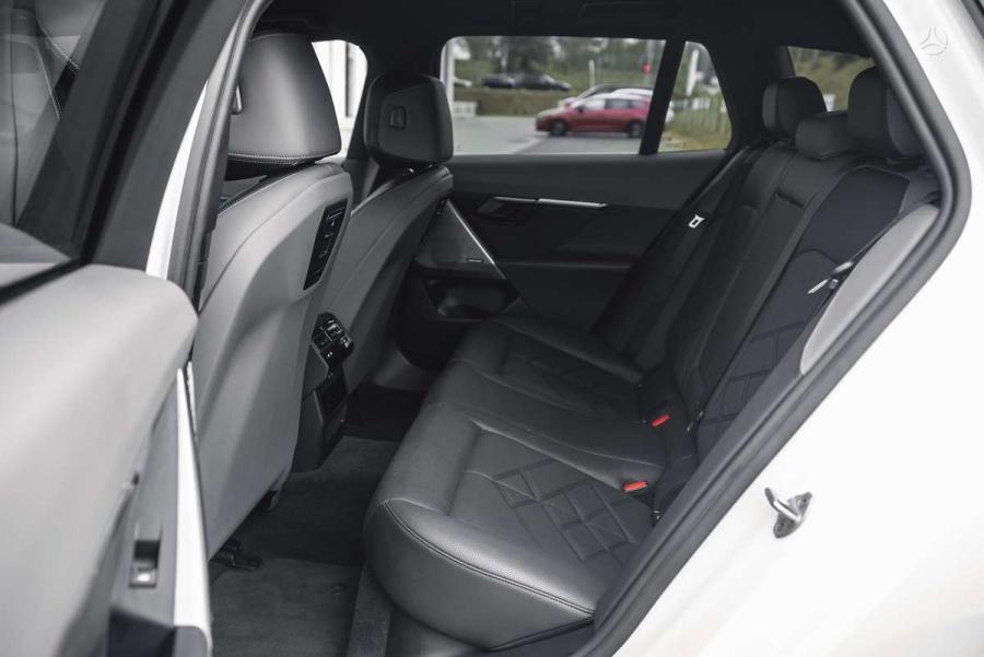 White BMW i5 2024 in Vilnius, with an engine capacity of 0.00 L and mileage of 67 thousand km for 55999 €, photo 28 on AUTOMOTO.COM.LV