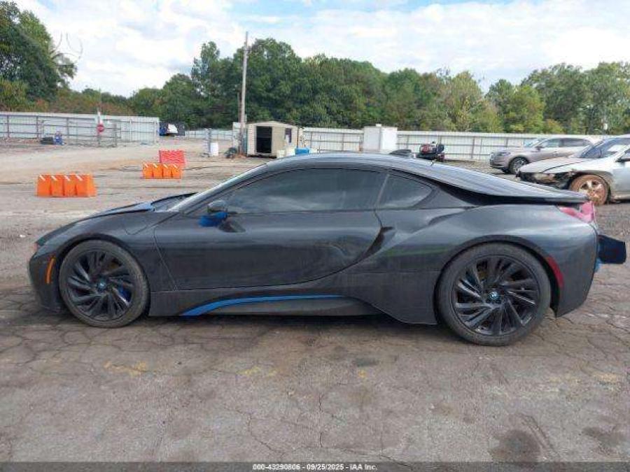 Melns BMW I8 2014 Klaipėda, ar dzinēja tilpumu 1.50 L un nobraukumu 64 tūkst. km par 17000 €, foto 14 vietnē AUTOMOTO.COM.LV