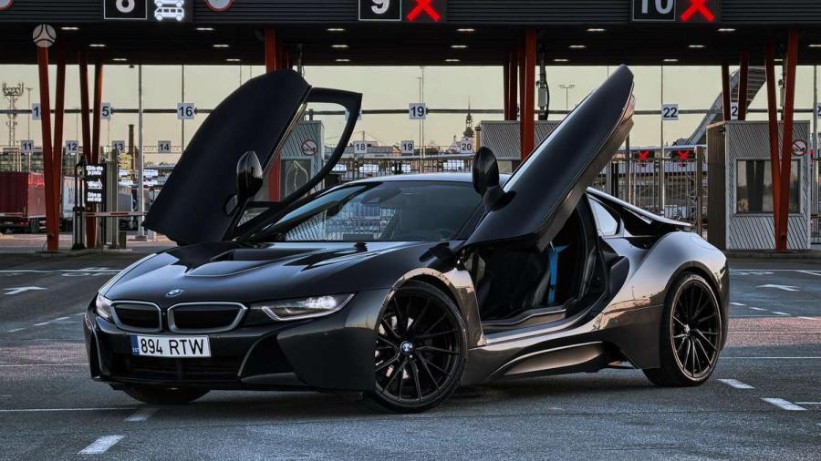 Melns BMW I8 2015 Tallina, ar dzinēja tilpumu 1.50 L un nobraukumu 124 tūkst. km par 44999 €, foto 1 vietnē AUTOMOTO.COM.LV