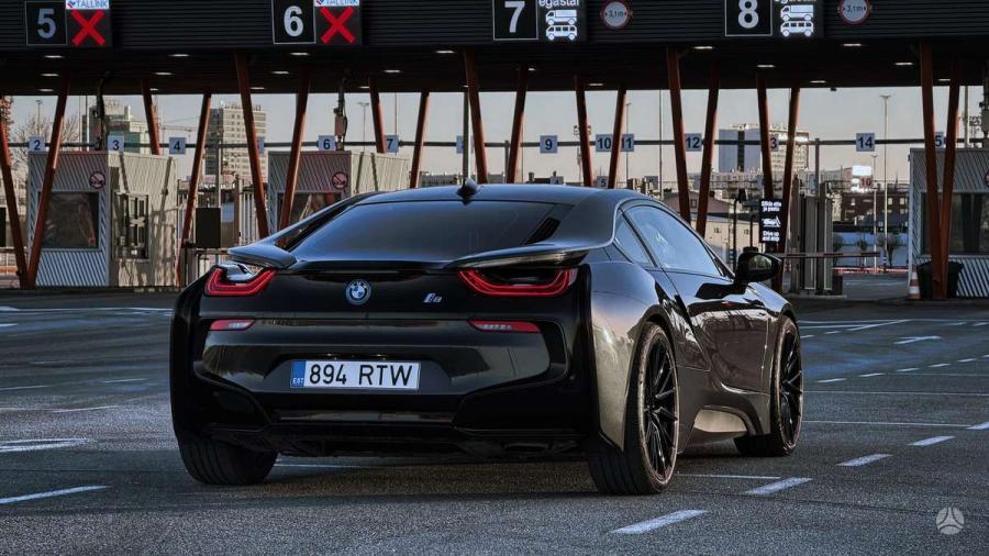 Melns BMW I8 2015 Tallina, ar dzinēja tilpumu 1.50 L un nobraukumu 124 tūkst. km par 44999 €, foto 4 vietnē AUTOMOTO.COM.LV