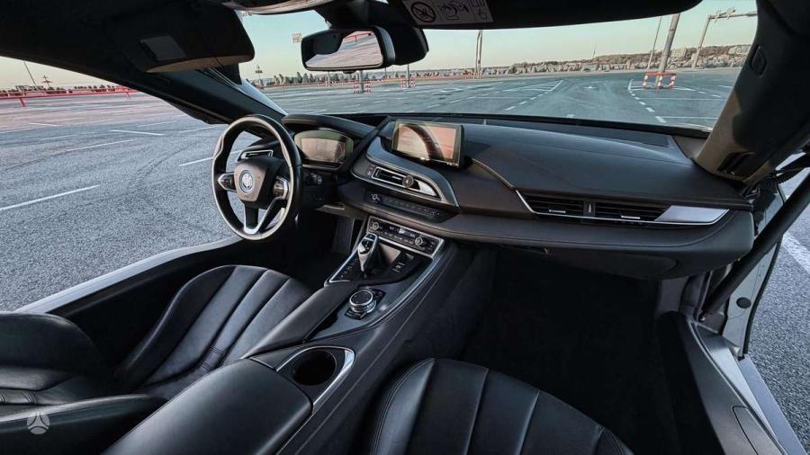 Melns BMW I8 2015 Tallina, ar dzinēja tilpumu 1.50 L un nobraukumu 124 tūkst. km par 44999 €, foto 12 vietnē AUTOMOTO.COM.LV