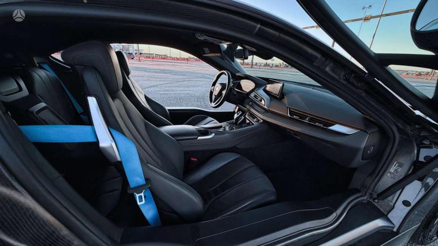 Melns BMW I8 2015 Tallina, ar dzinēja tilpumu 1.50 L un nobraukumu 124 tūkst. km par 44999 €, foto 13 vietnē AUTOMOTO.COM.LV