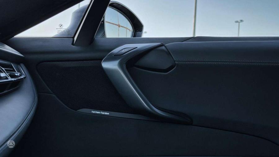 Melns BMW I8 2015 Tallina, ar dzinēja tilpumu 1.50 L un nobraukumu 124 tūkst. km par 44999 €, foto 16 vietnē AUTOMOTO.COM.LV