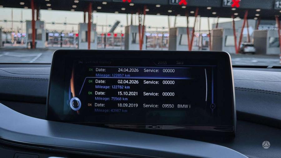 Melns BMW I8 2015 Tallina, ar dzinēja tilpumu 1.50 L un nobraukumu 124 tūkst. km par 44999 €, foto 17 vietnē AUTOMOTO.COM.LV