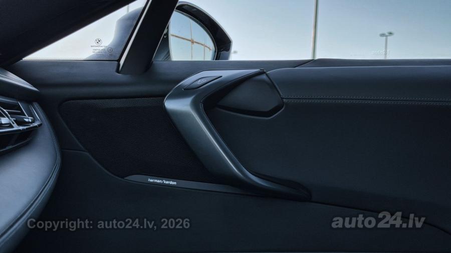 Pelēks BMW I8 2015 Tallina, ar dzinēja tilpumu 1.50 L un nobraukumu 124 tūkst. km par 49999 €, foto 17 vietnē AUTOMOTO.COM.LV