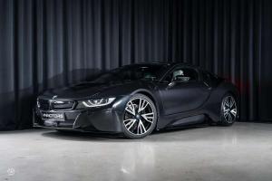 Pelēks BMW I8 2015 Viļņa, ar dzinēja tilpumu 1.50 L un nobraukumu 92 tūkst. km par 44900 €, foto  vietnē AUTOMOTO.COM.LV