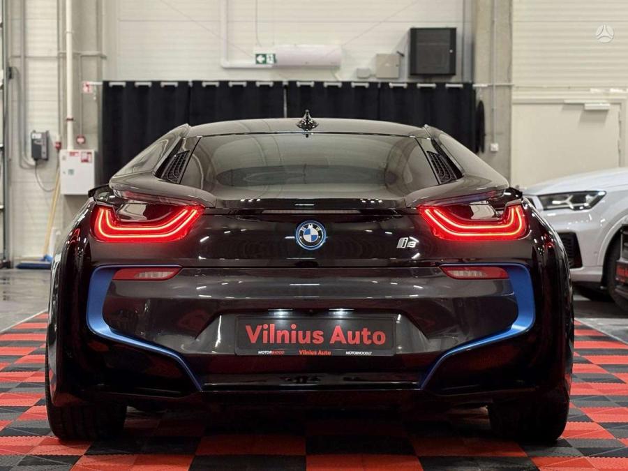 Grey BMW I8 2017 in Vilnius, with an engine capacity of 1.50 L and mileage of 62 thousand km for 64999 €, photo 6 on AUTOMOTO.COM.LV