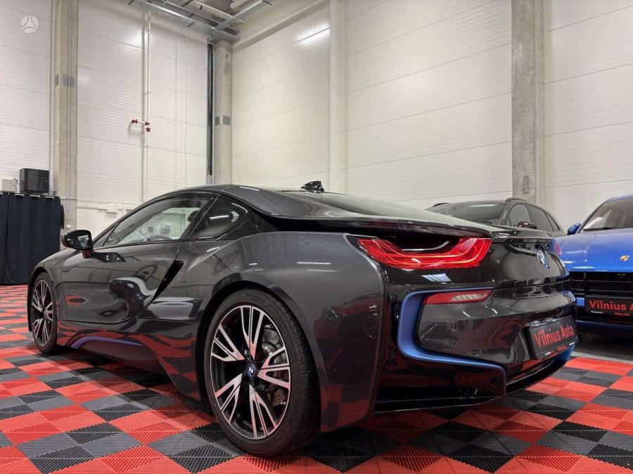 Grey BMW I8 2017 in Vilnius, with an engine capacity of 1.50 L and mileage of 62 thousand km for 64999 €, photo 7 on AUTOMOTO.COM.LV