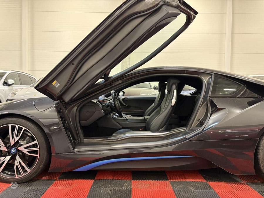 Grey BMW I8 2017 in Vilnius, with an engine capacity of 1.50 L and mileage of 62 thousand km for 64999 €, photo 13 on AUTOMOTO.COM.LV