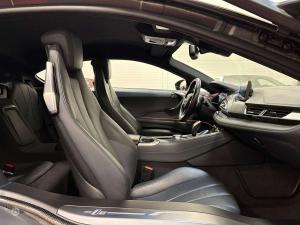 Grey BMW I8 2017 in Vilnius, with an engine capacity of 1.50 L and mileage of 62 thousand km for 64999 €, photo 16 on AUTOMOTO.COM.LV