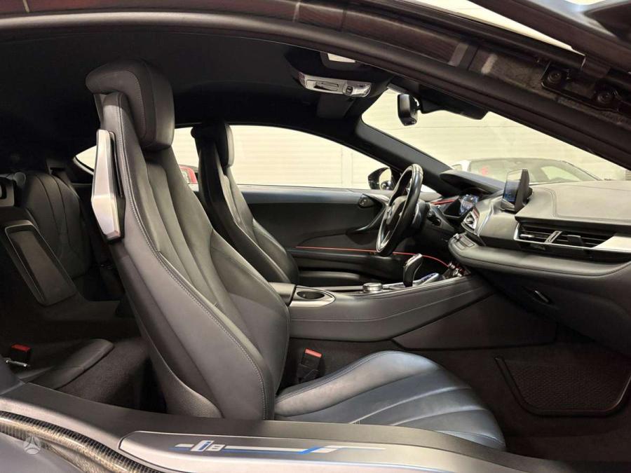 Grey BMW I8 2017 in Vilnius, with an engine capacity of 1.50 L and mileage of 62 thousand km for 64999 €, photo 16 on AUTOMOTO.COM.LV
