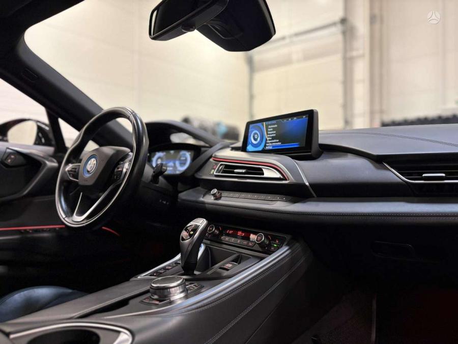Grey BMW I8 2017 in Vilnius, with an engine capacity of 1.50 L and mileage of 62 thousand km for 64999 €, photo 17 on AUTOMOTO.COM.LV