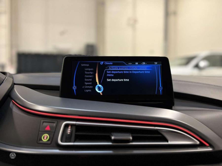 Grey BMW I8 2017 in Vilnius, with an engine capacity of 1.50 L and mileage of 62 thousand km for 64999 €, photo 25 on AUTOMOTO.COM.LV